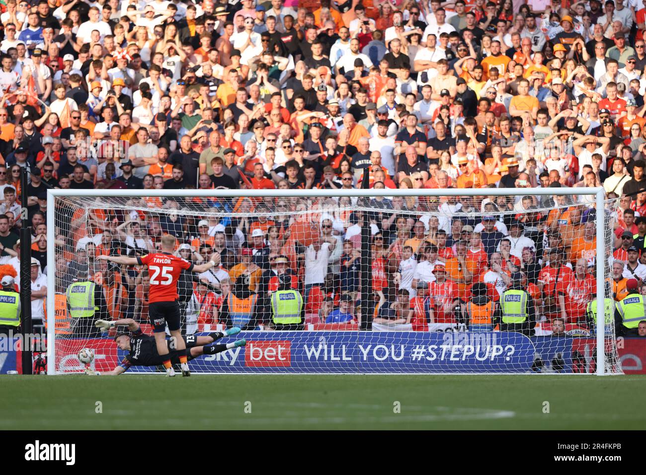 Londres, Royaume-Uni. 27th mai 2023. Joe Taylor (LT) remporte sa ...