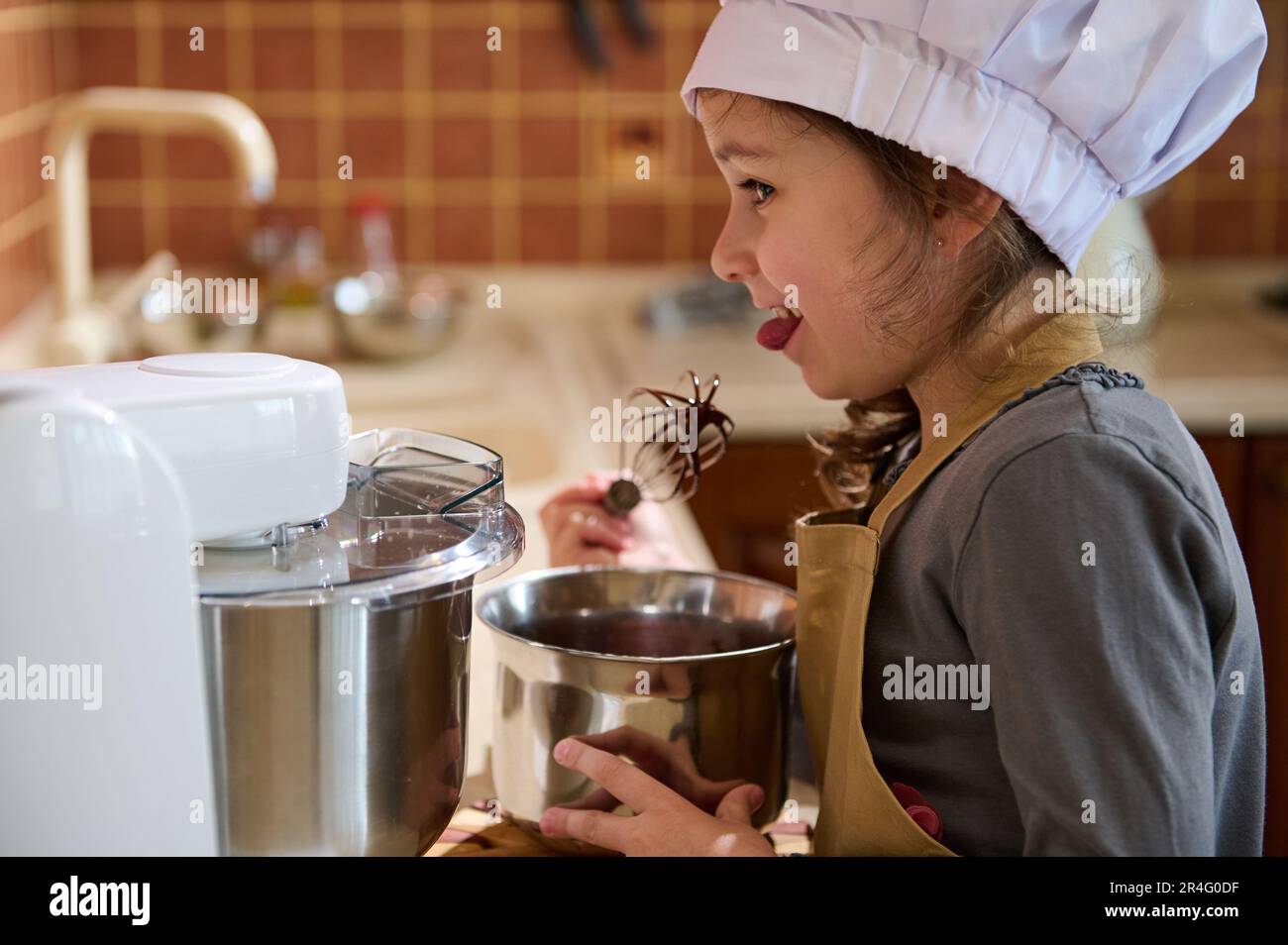 Enfant aide sa maman dans la cuisine Banque de photographies et d ...