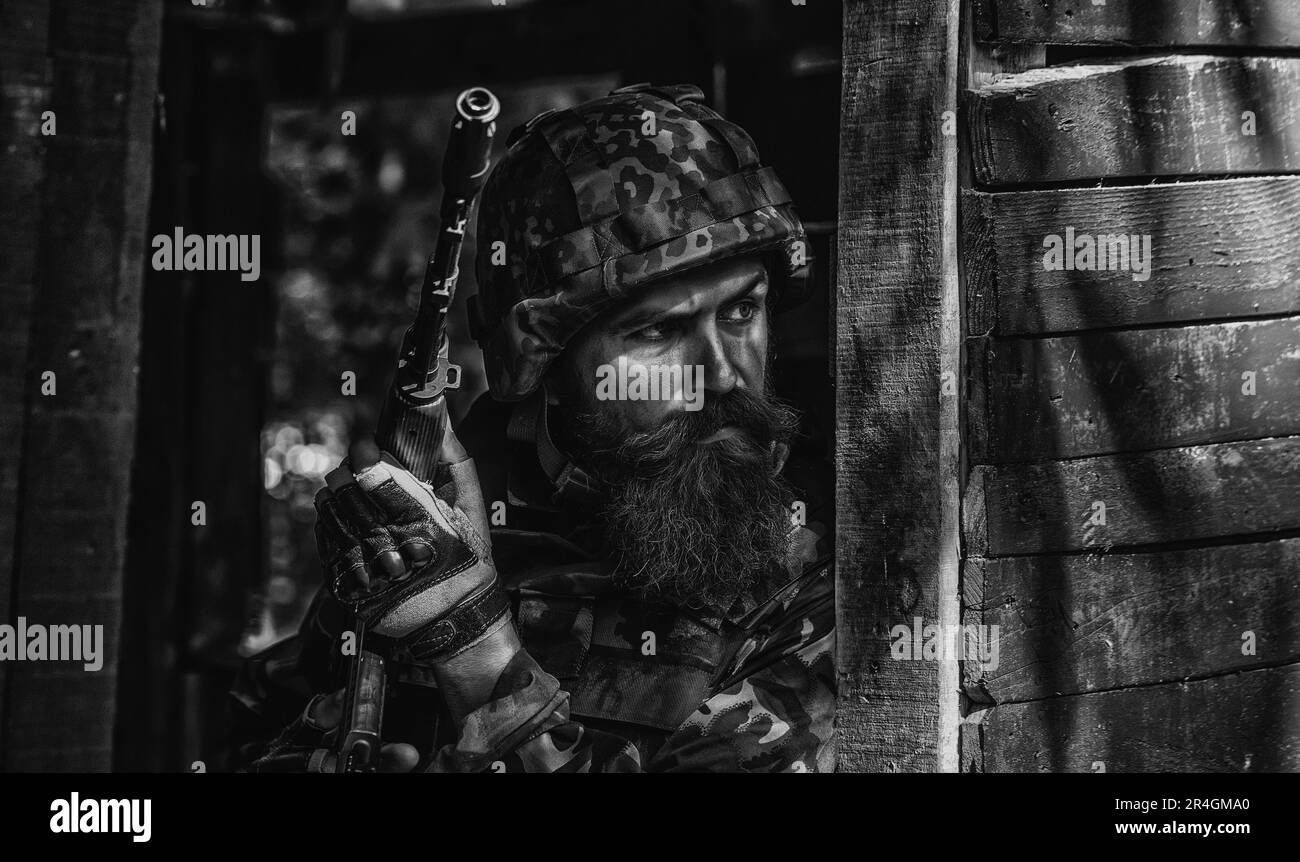 Opération militaire. Tir à l'aide d'un fusil d'assaut et d'une ...