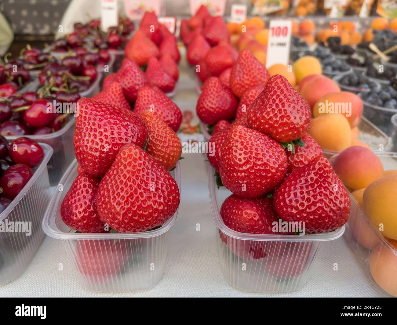 fraises, fruits frais mûrs de fraises dans des bols en plastique avec ...