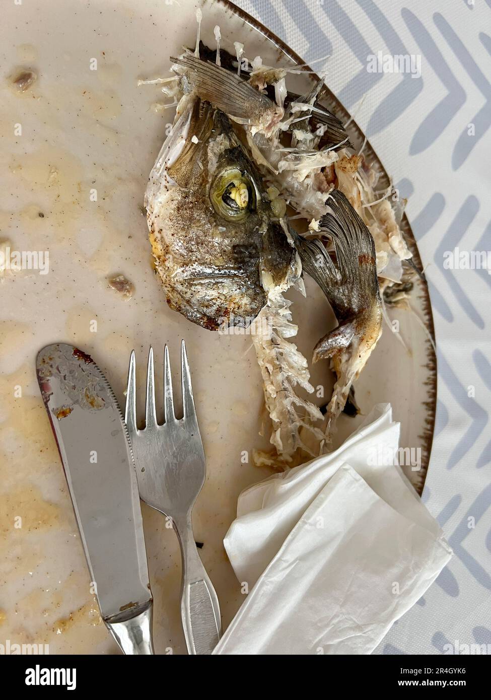 restes, restes de poisson sur l'assiette. des arêtes de poisson et une ...