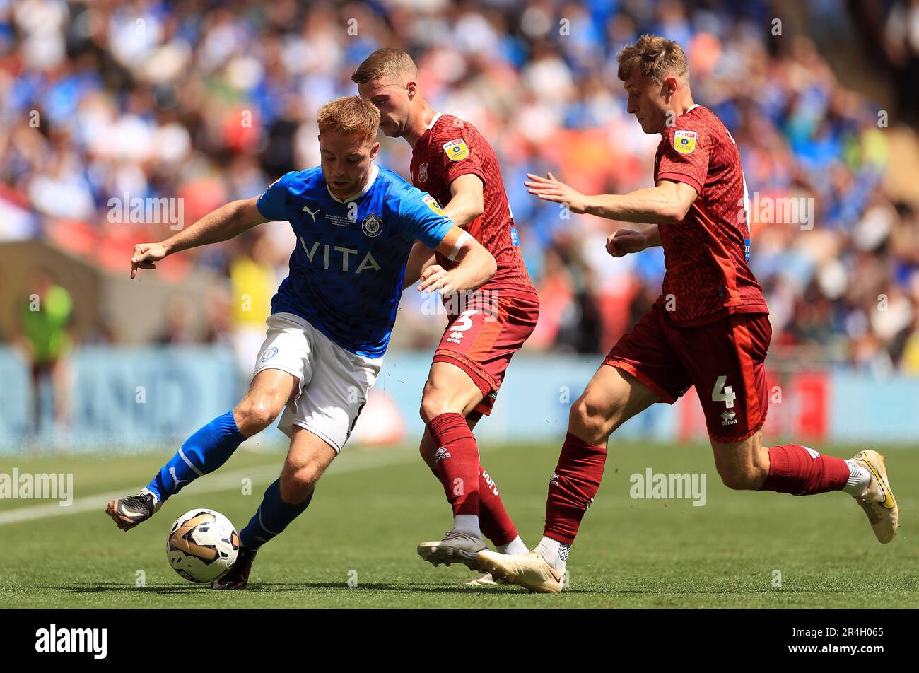 Les camps de Callum du comté de Stockport et Owen Moxon (à droite) de ...