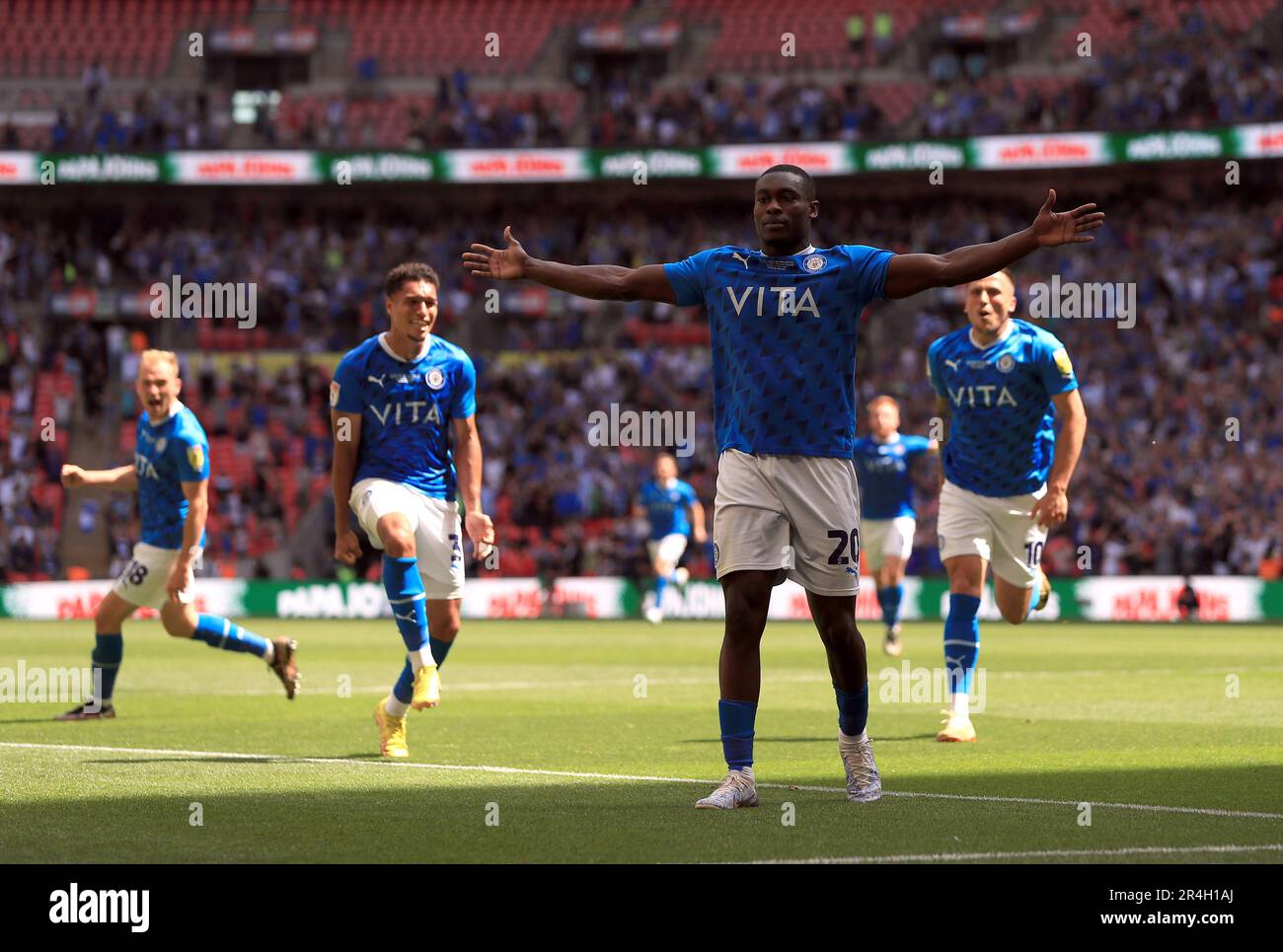 Isaac Olaofe, du comté de Stockport, célèbre le premier but du match ...