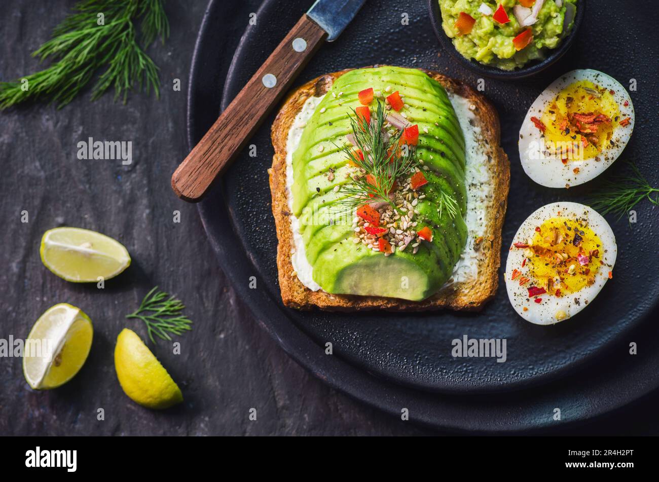 Toast au wholegrain avec avocat, fromage crémeux et œufs durs. Il est ...
