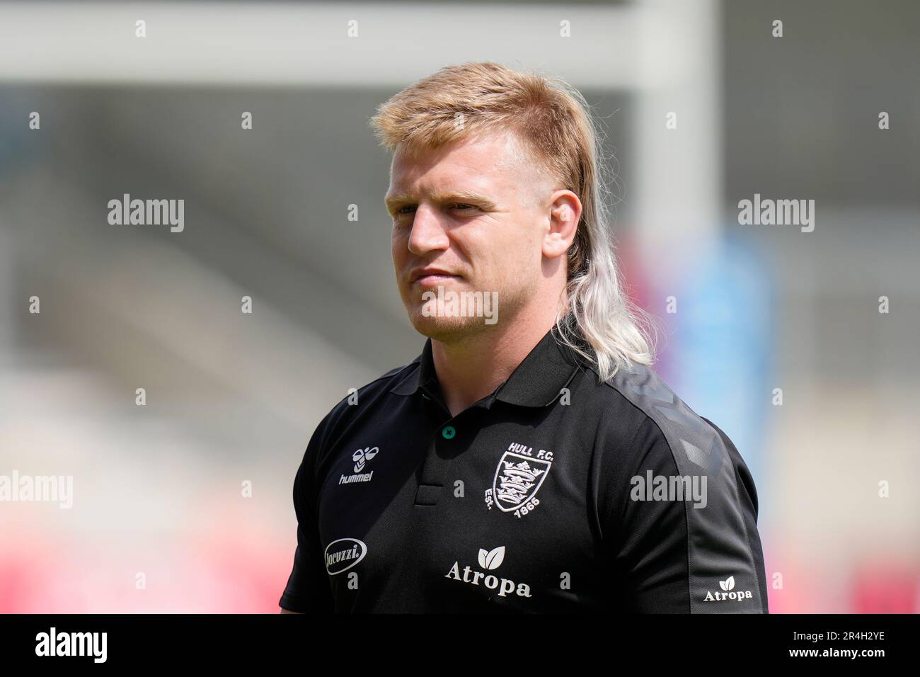Brad Fash #13 du FC Hull inspecte le terrain avant le match de la Super ...