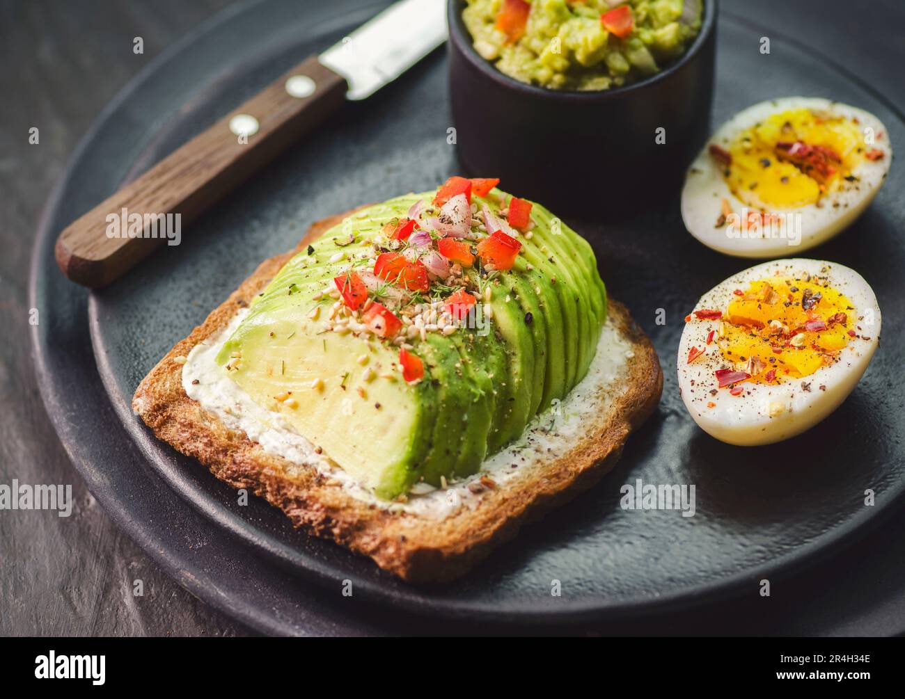Toast au wholegrain avec avocat, fromage crémeux et œufs durs. Il est ...