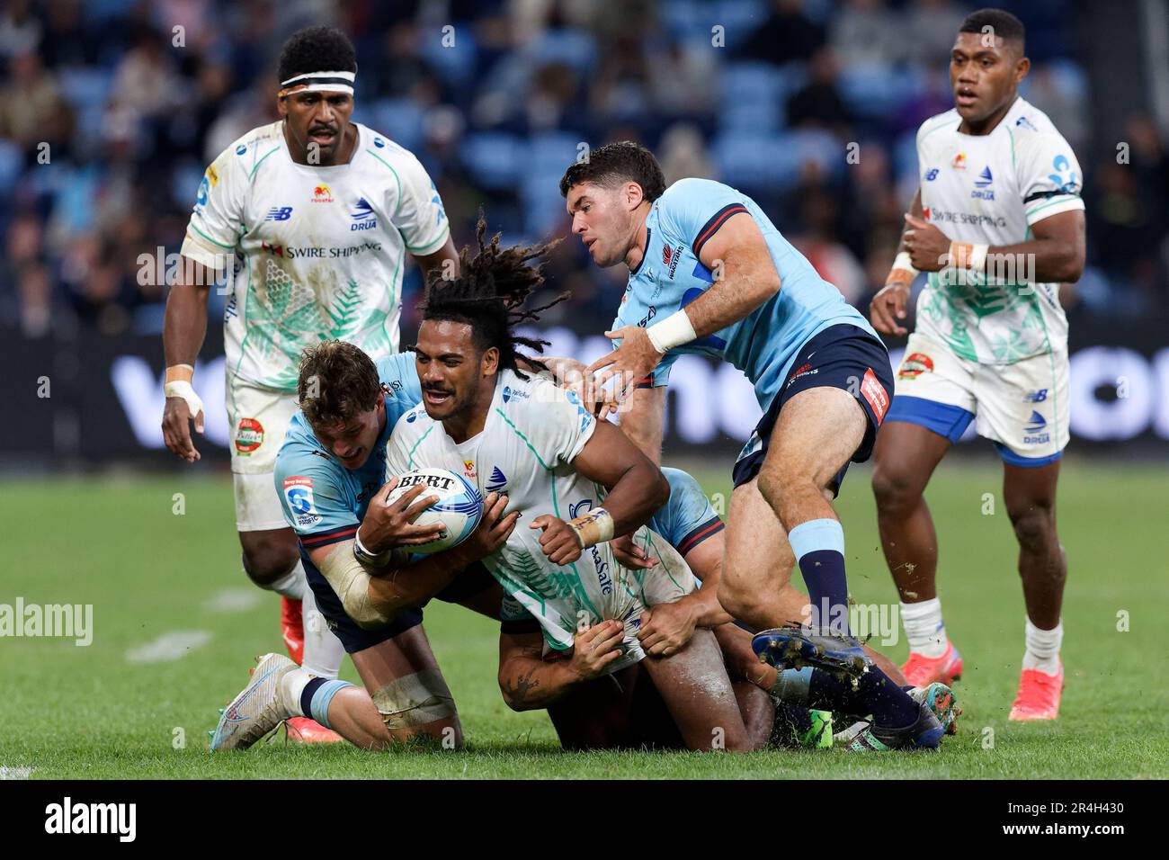 Selestino Ravutaumada de Fidji est affrontée lors du match de rugby ...