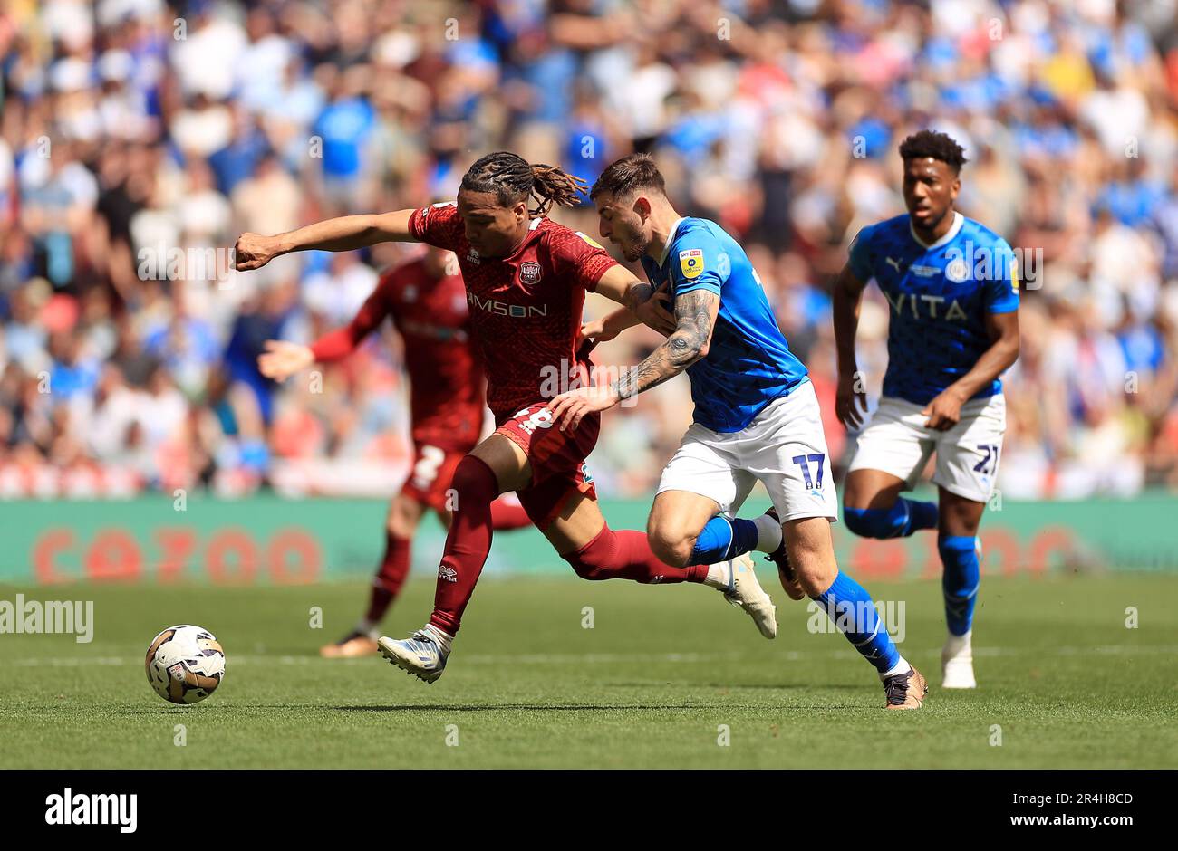 John-Kymani Gordon de Carlisle United et Ryan Rydel (à droite) du comté ...
