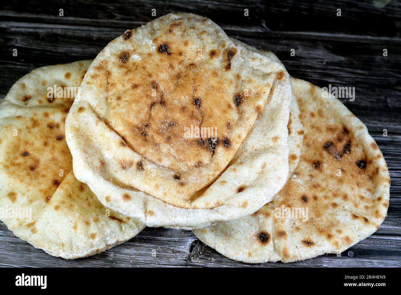 Pain plat traditionnel égyptien avec son de blé et farine, pain Aish ...