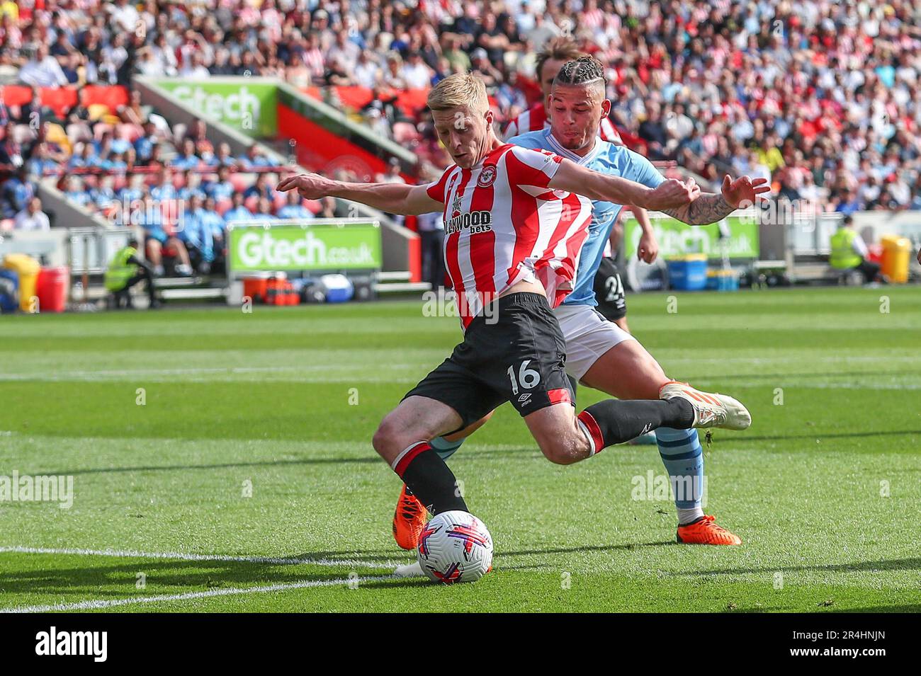 Ben Mee n°16 de Brentford tire sur le but pendant le match de la ...
