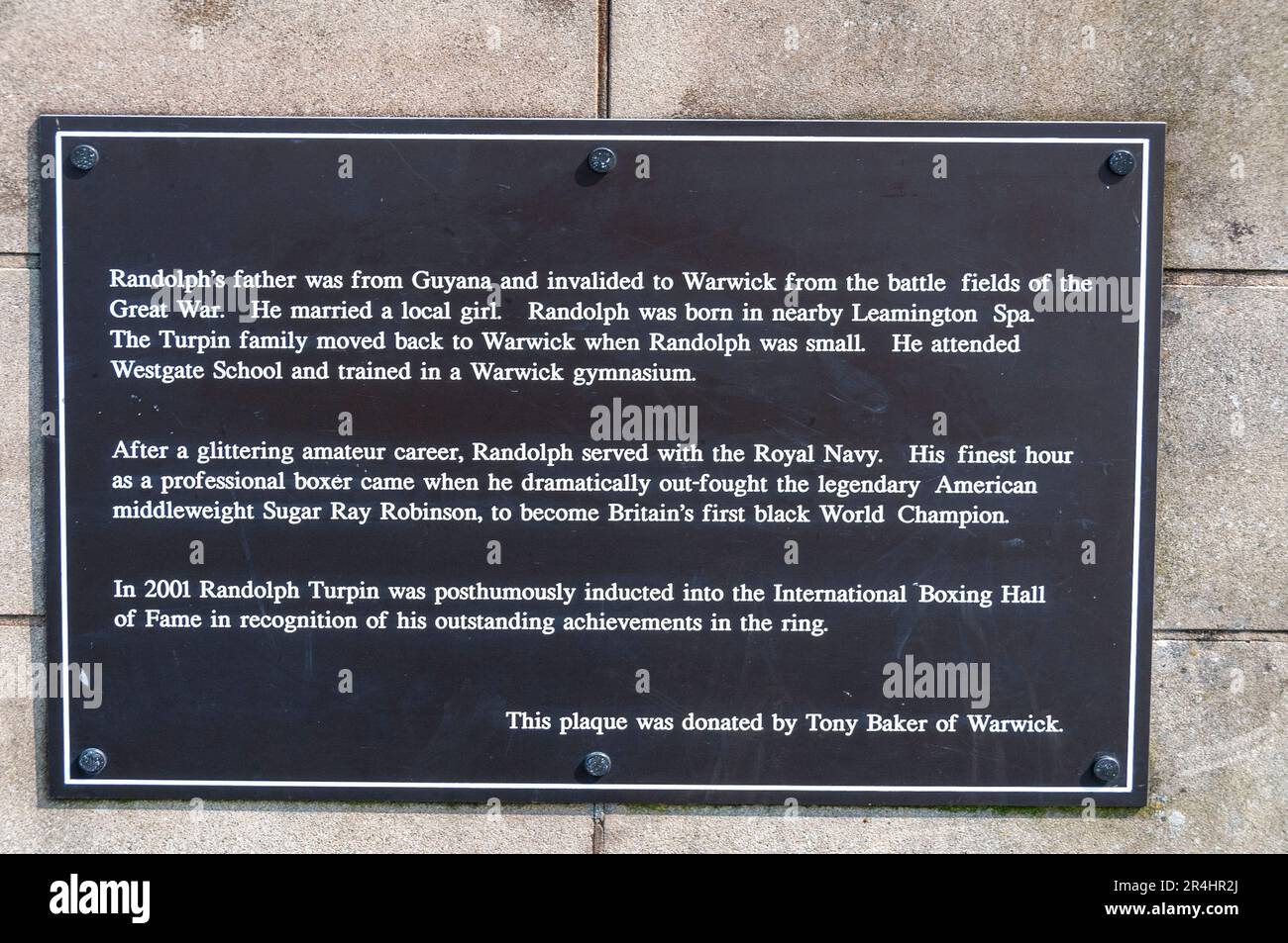 Une plaque sous une statue de Randolph Turpin, un boxeur qui est devenu ...