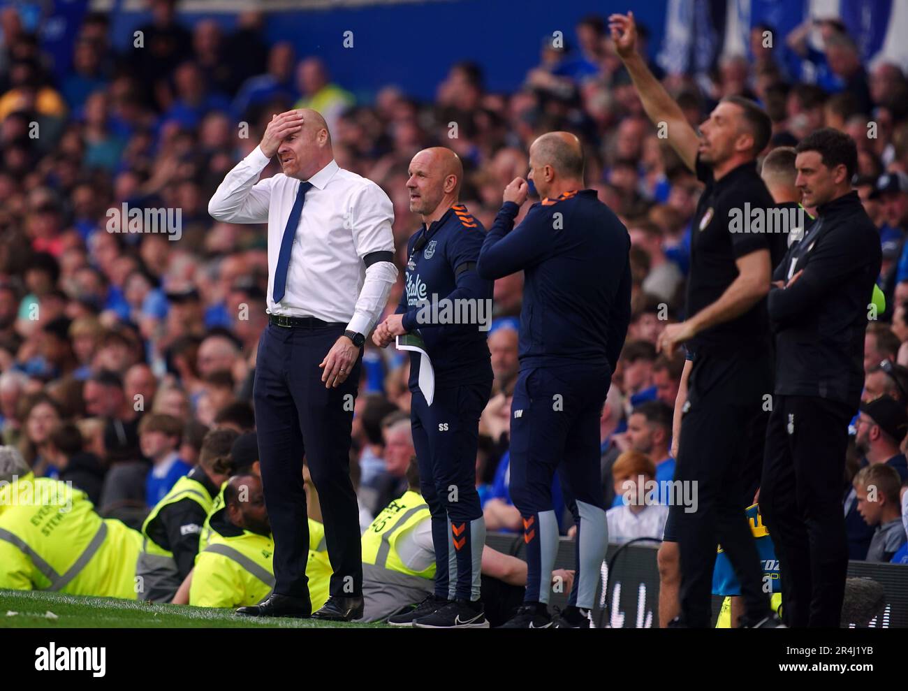 Sean Dyche, responsable d'Everton, sur le réseau lors du match de la ...
