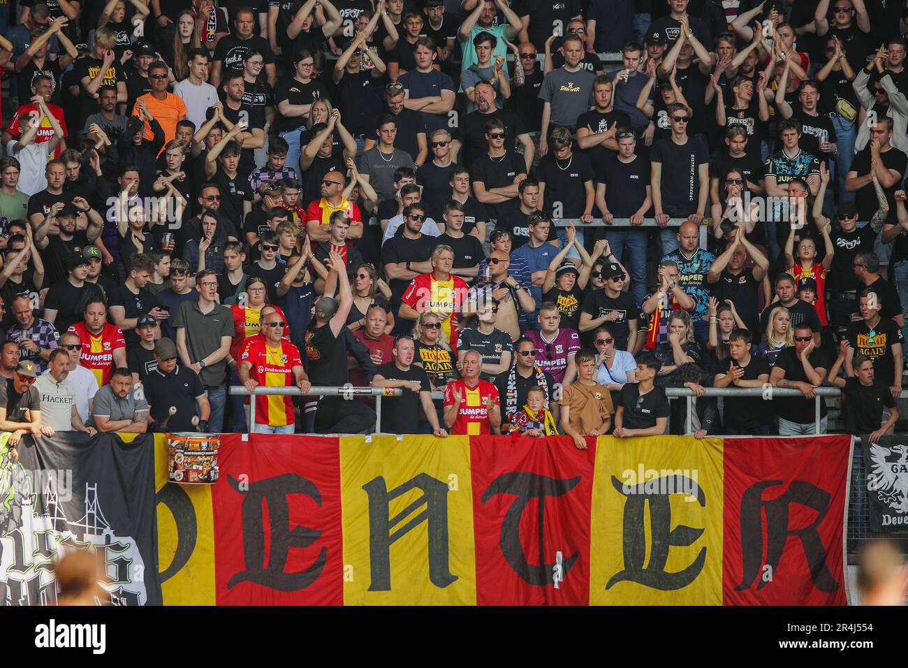 HERENVEEN - allez devant les fans dans la section Away pendant le match ...