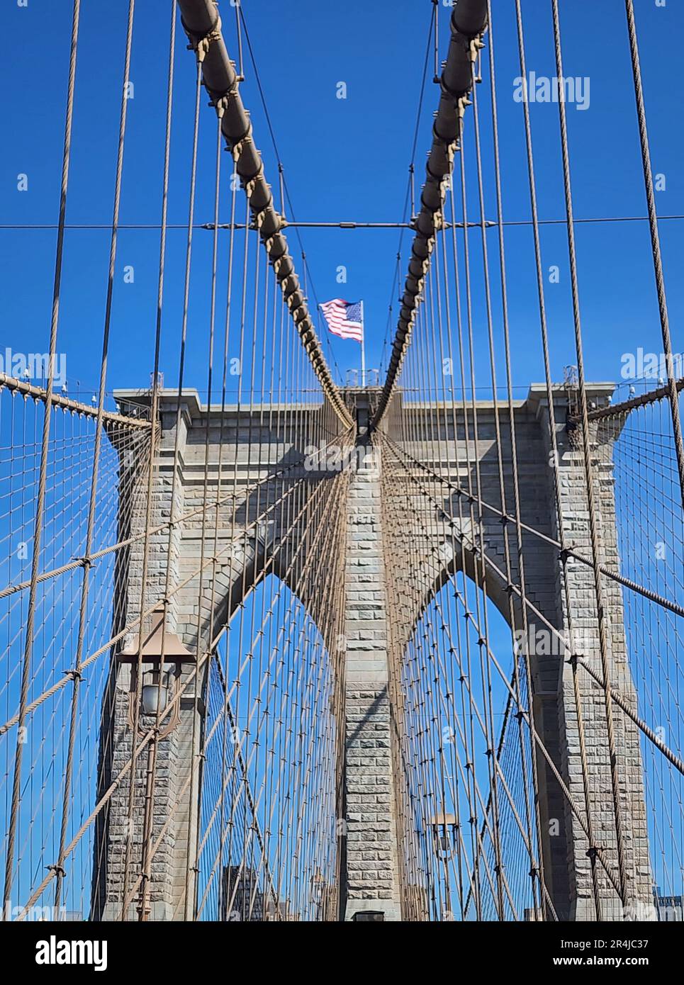 Le pont de Brooklyn est un pont hybride suspendu/câblé à New York City ...