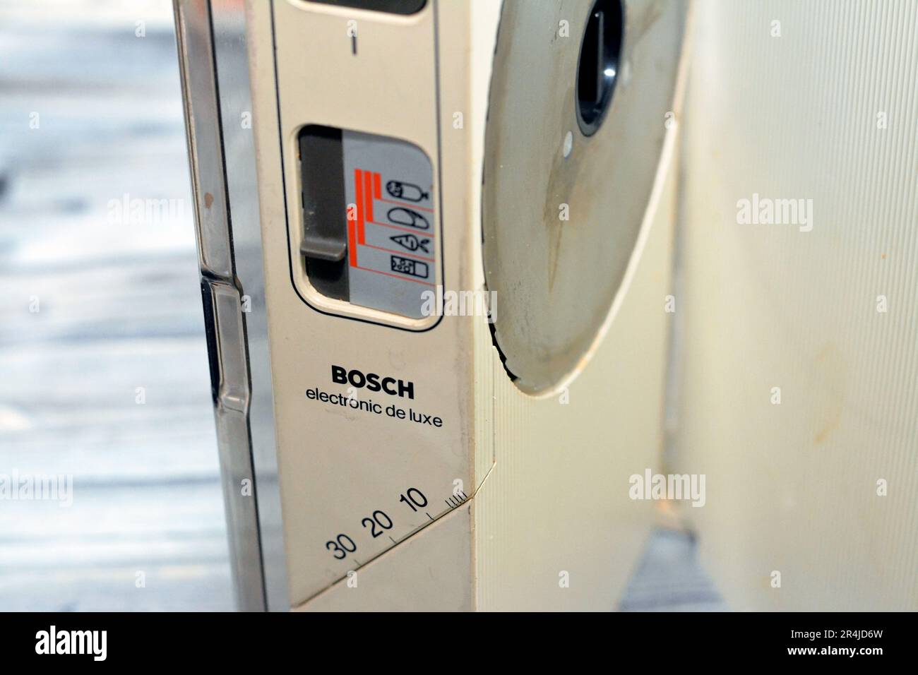 Le Caire, Egypte, 18 mai 2023: Trancheuse Bosch electronic de luxe pour ...