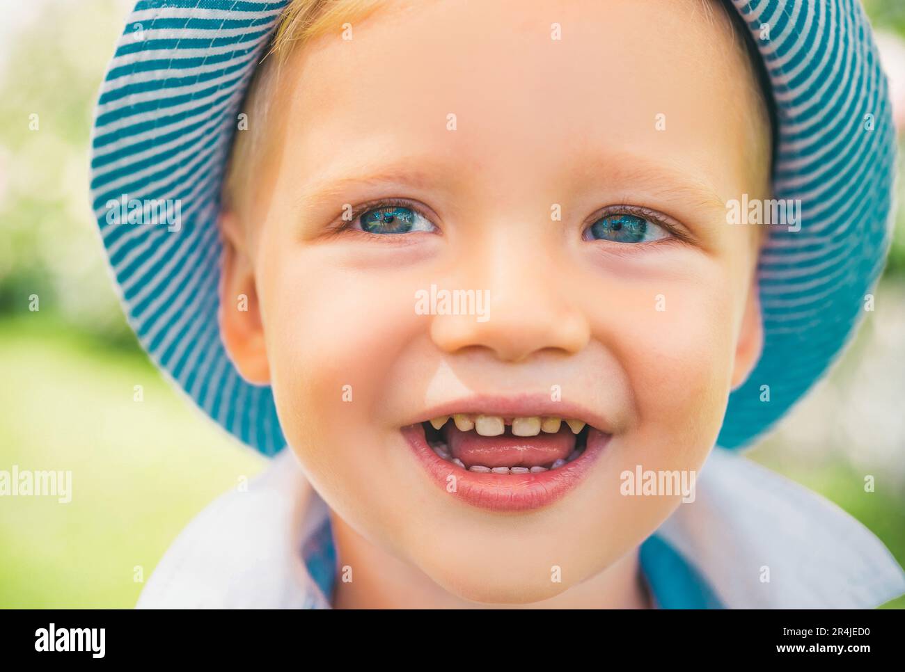 Petit garçon mignon avec les yeux bleus de près. Portrait d'un enfant ...
