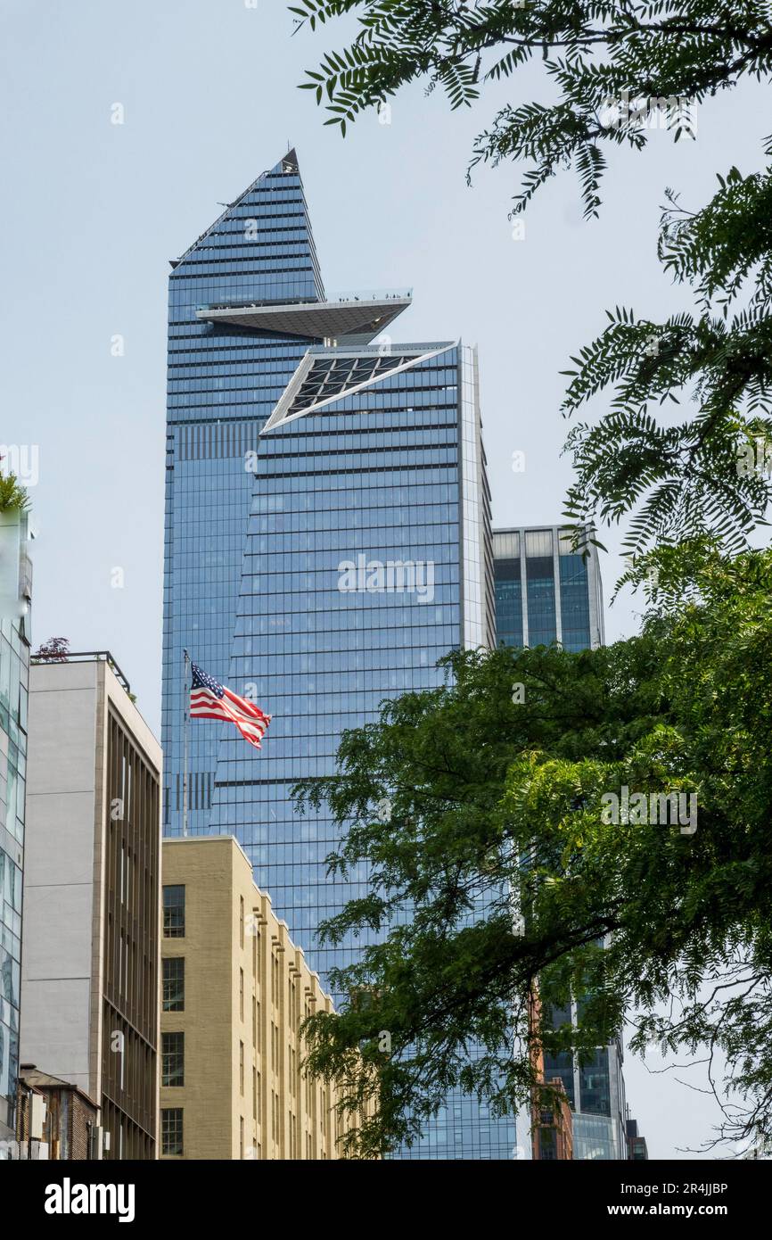 The Edge est une attraction touristique à Hudson yards, New York City ...