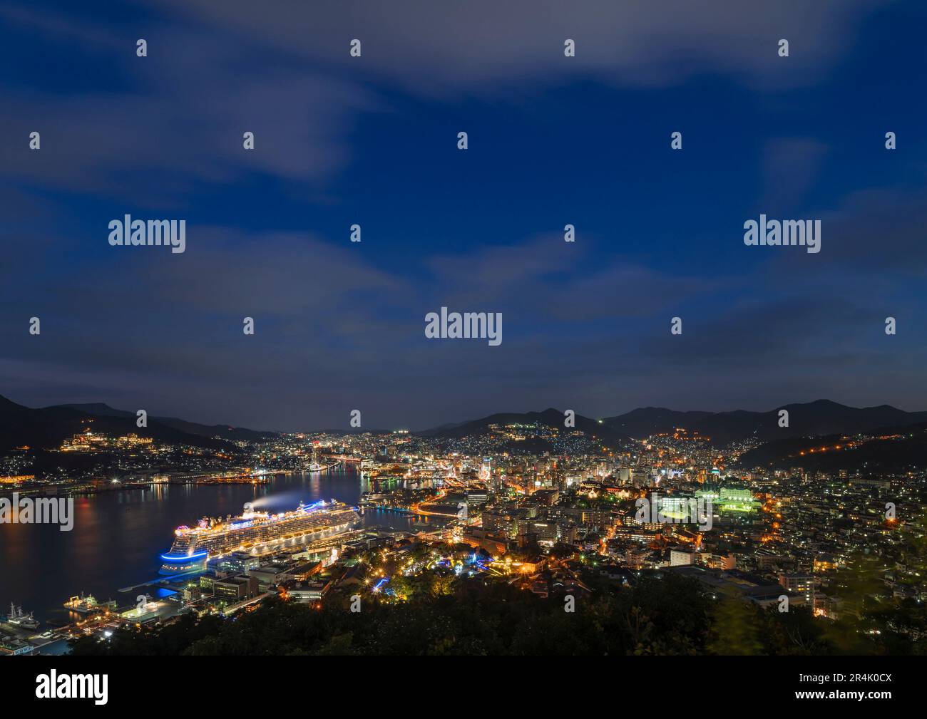 Vue panoramique la nuit depuis le Mont Nabekanmuri d'un bateau de croisière amarré au terminal ...