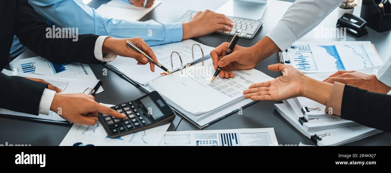 L'équipe d'auditeurs et de comptables travaillant au bureau analyse les ...