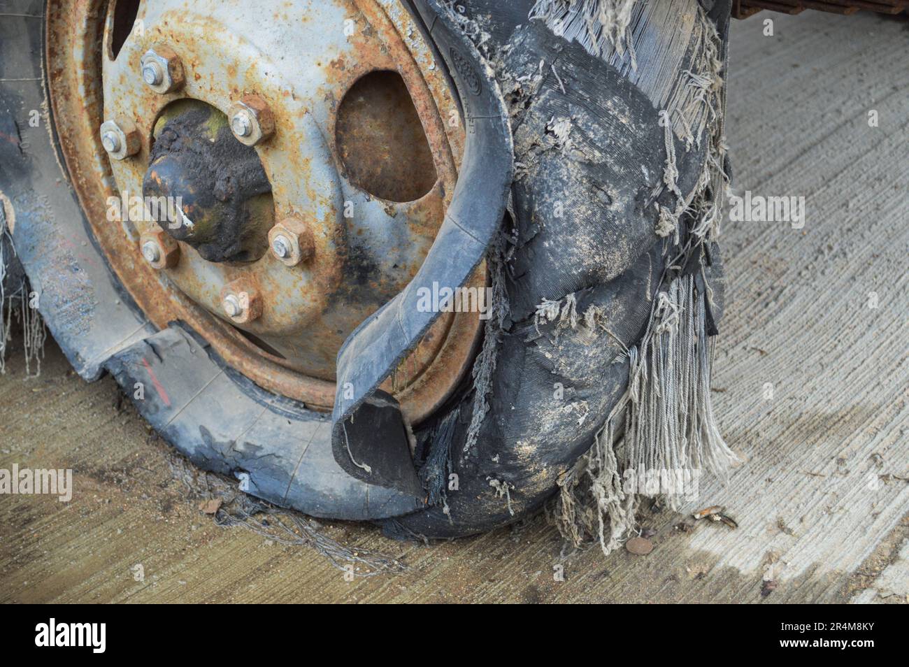 Torn tyre Banque de photographies et d’images à haute résolution - Alamy