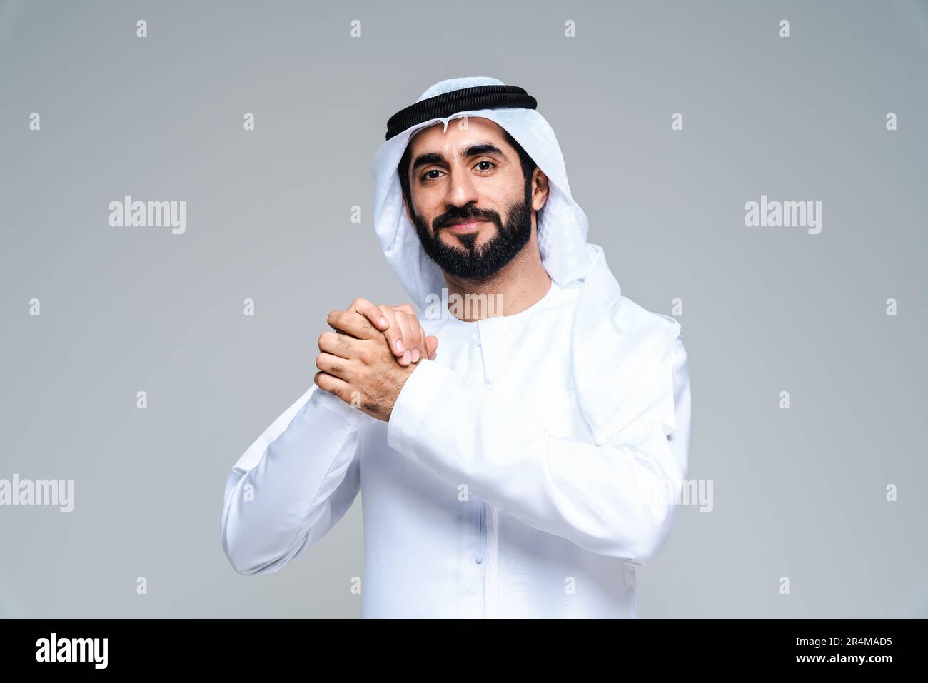 Beau homme arabe moyen-oriental avec kandora traditionnel en studio ...