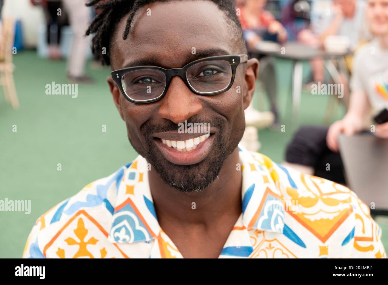 L'auteur Jeffrey Boakye signe des livres dans la boutique de livres du ...