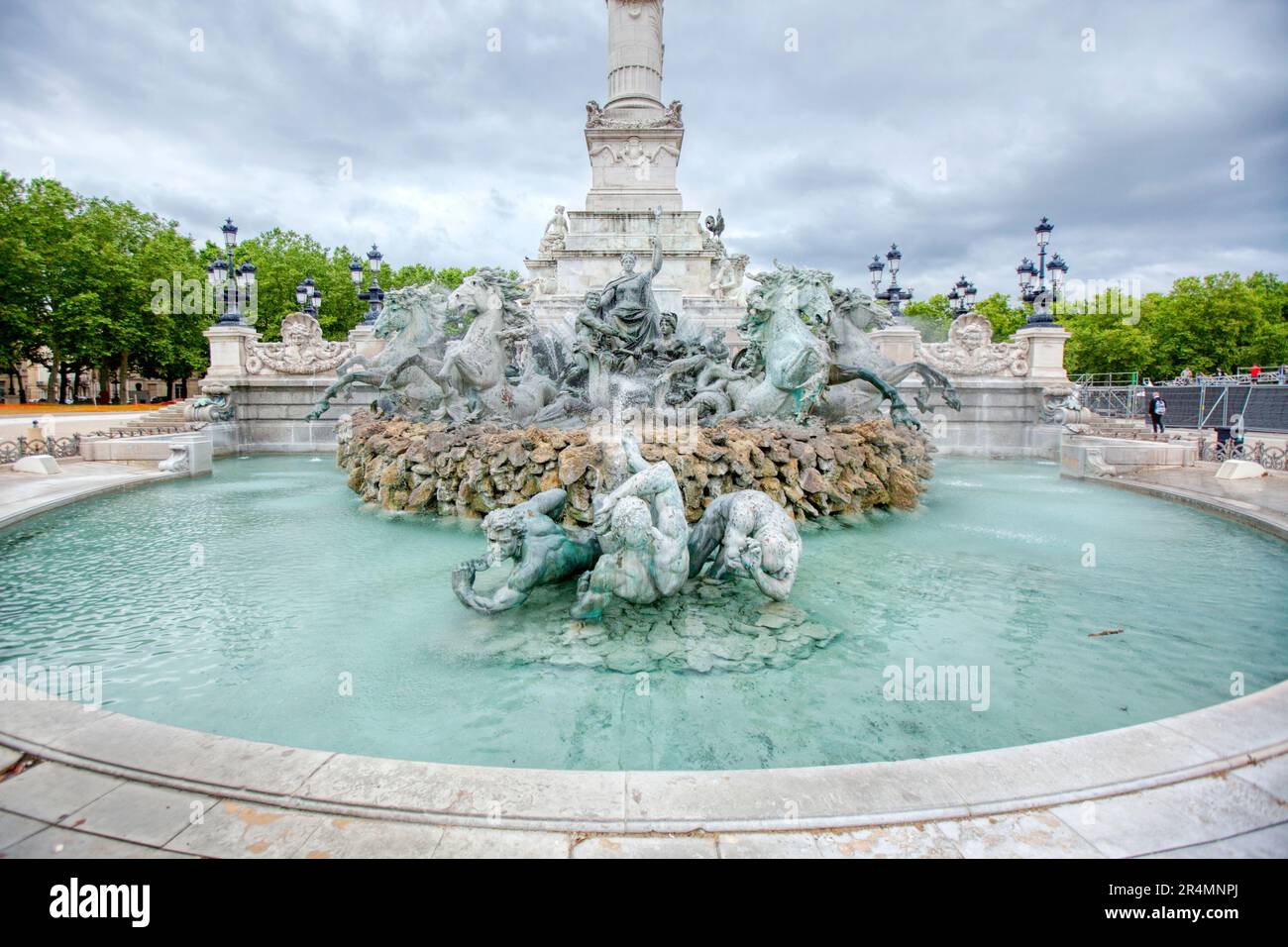 Bordeaux est une ville portuaire de la Garonne, dans le département de ...