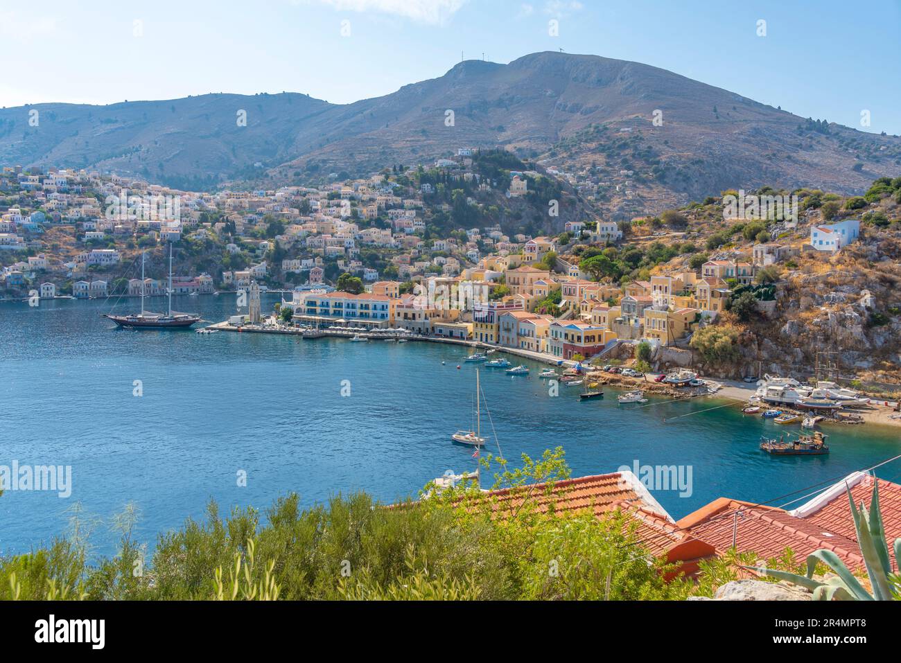Vue sur la ville de Symi depuis l'église de l'Annonciation, la ville de ...