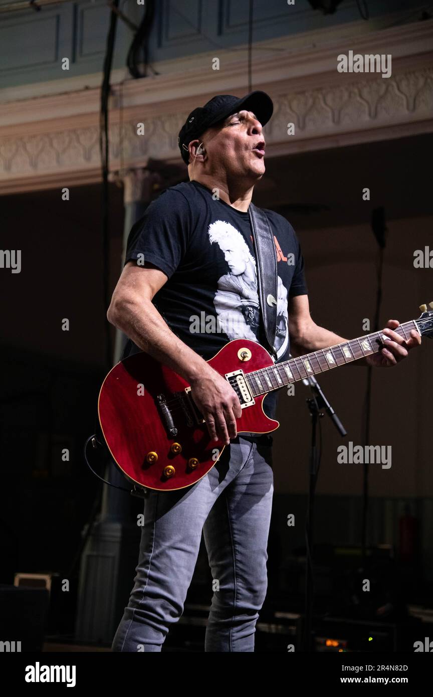 Giuliano 'Joolss' Gizzi en train de jouer avec LE FUSIL - The Queens ...