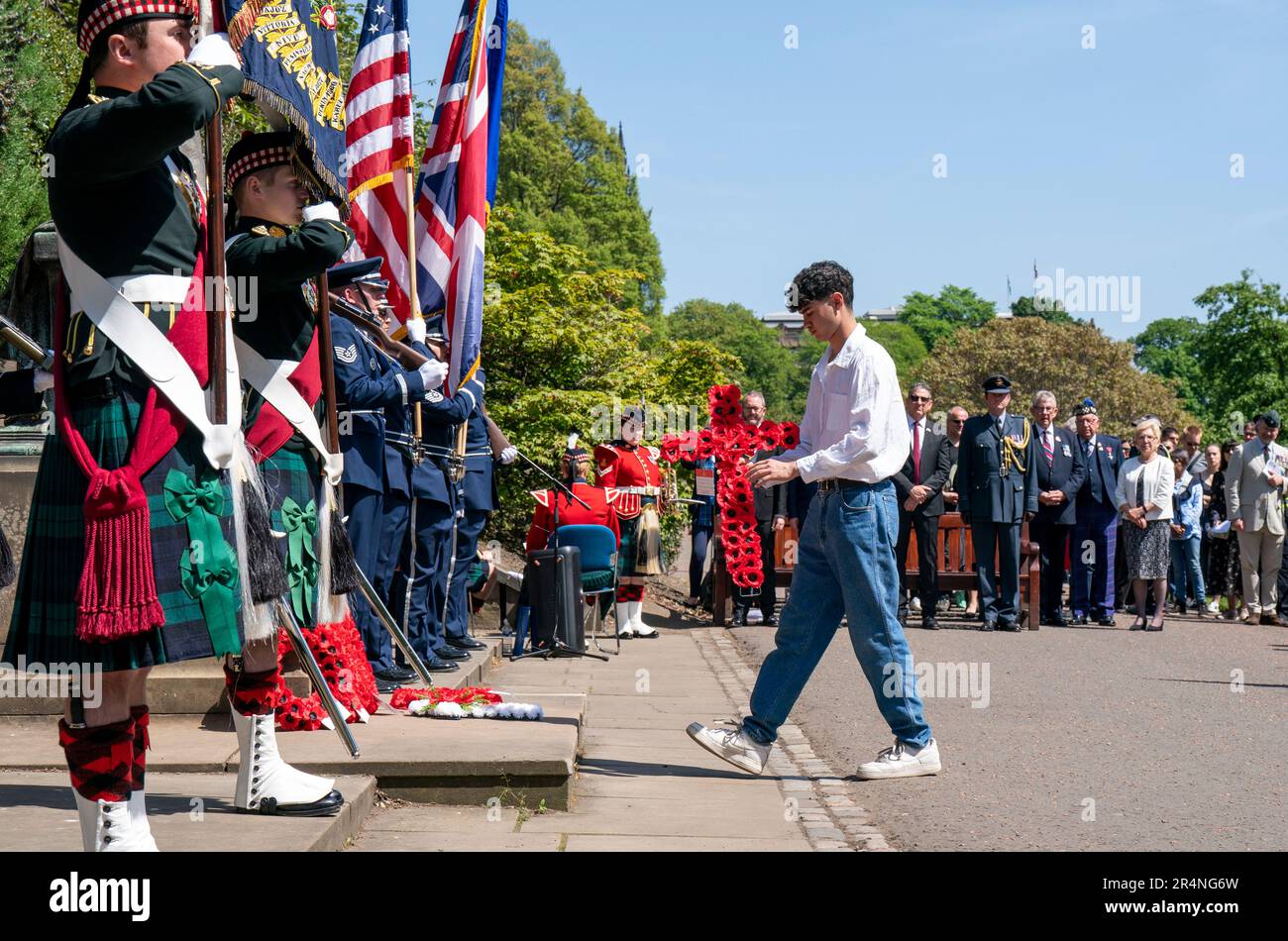 Un membre du public dépose une couronne pendant la cérémonie au Call ...