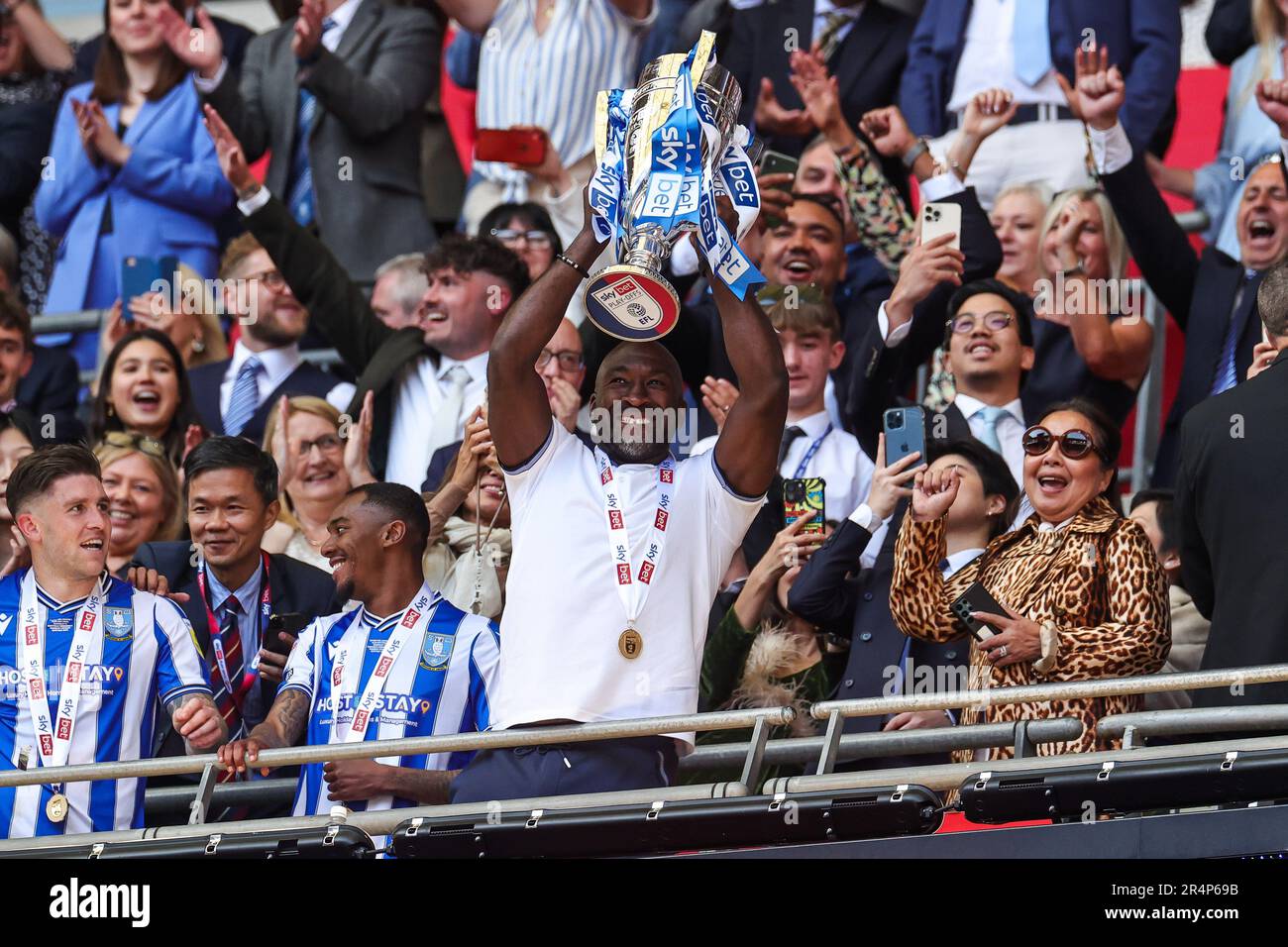 Darren Moore, responsable de Sheffield mercredi, lève le trophée League ...
