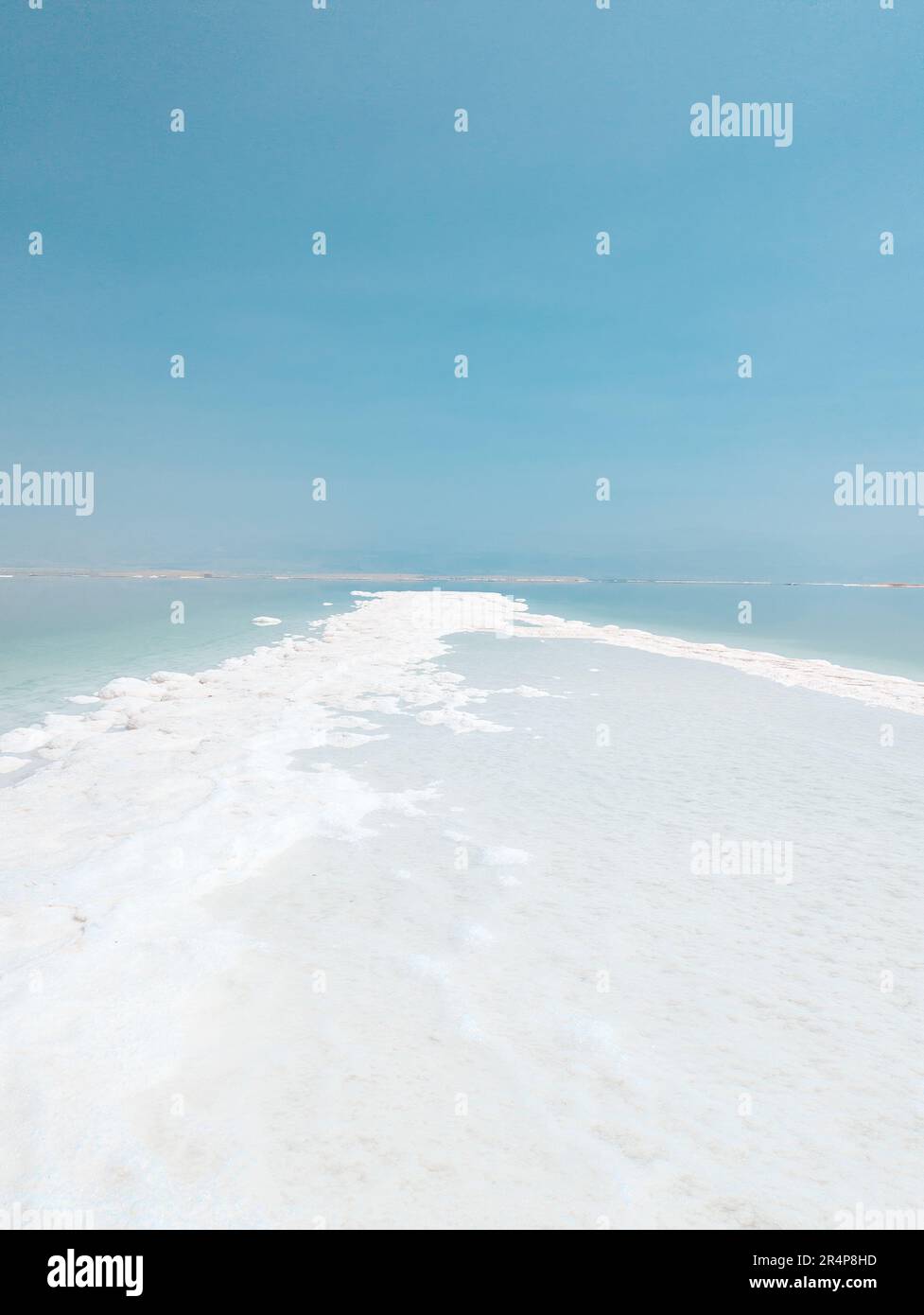 Vue sur le paysage sur les formations de cristaux de sel de la mer Morte, eau claire vert cyan ...