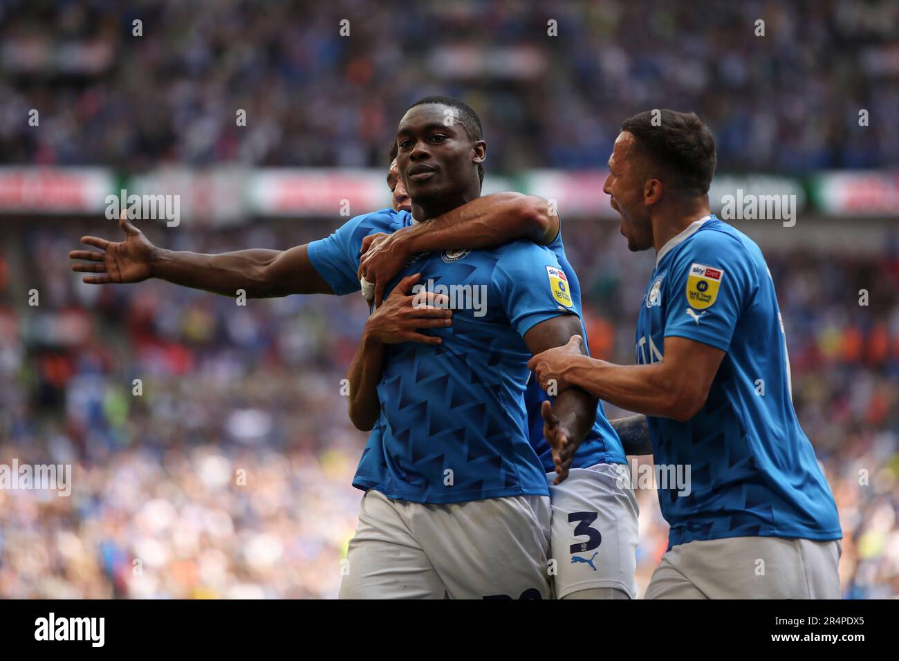 Isaac Olaofe, du comté de Stockport, célèbre lors de la finale de la ...