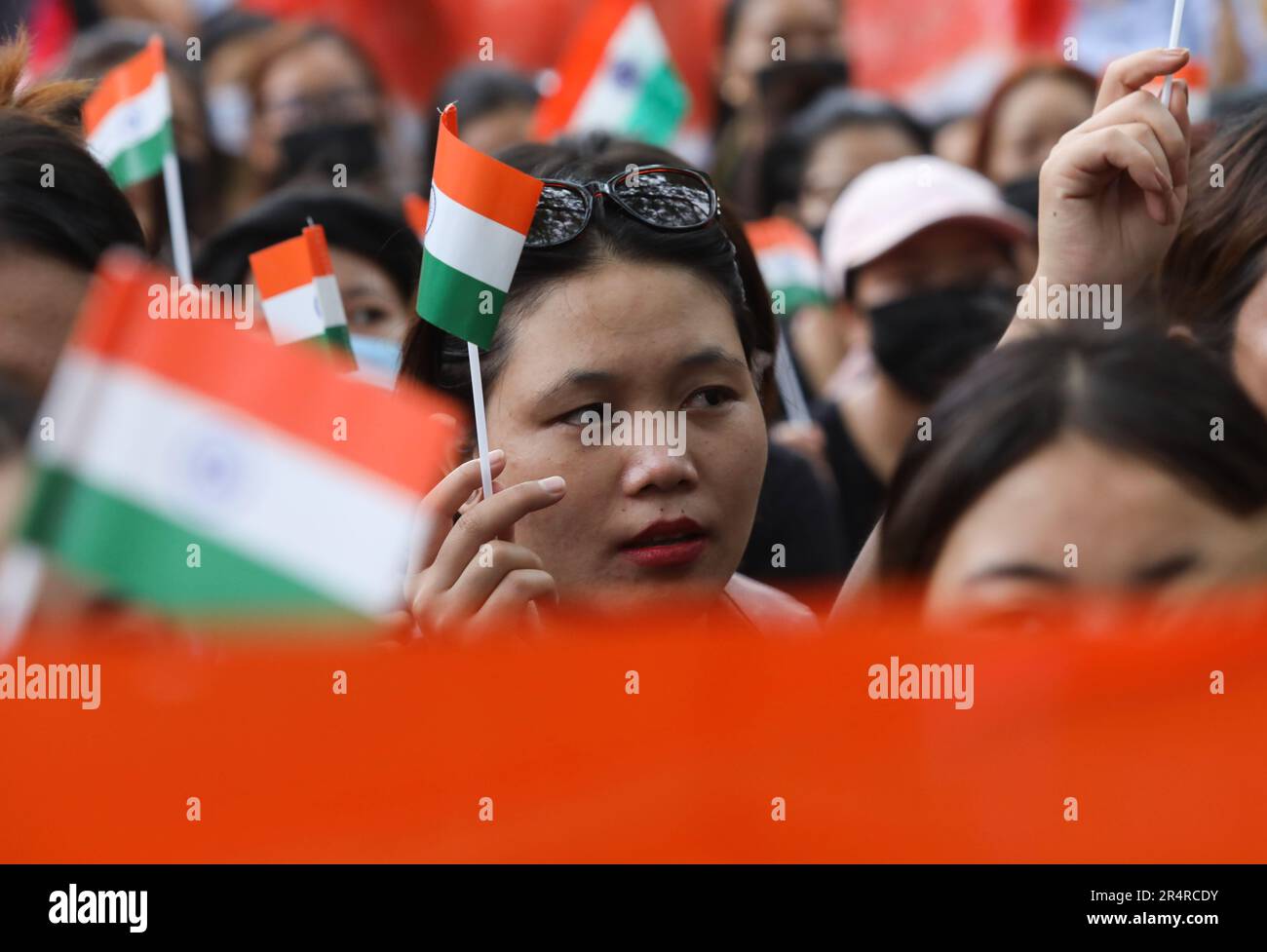 Une femme appartenant à la 'tribu Kuki' du Manipur regarde tout en ...