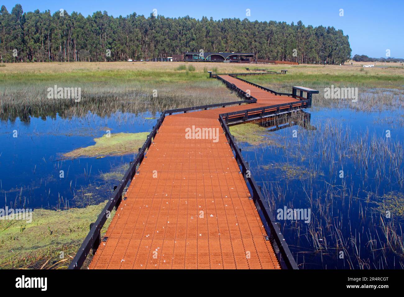 Passerelle en métal au centre agricole de Tae Rak sur le lac Condah ...