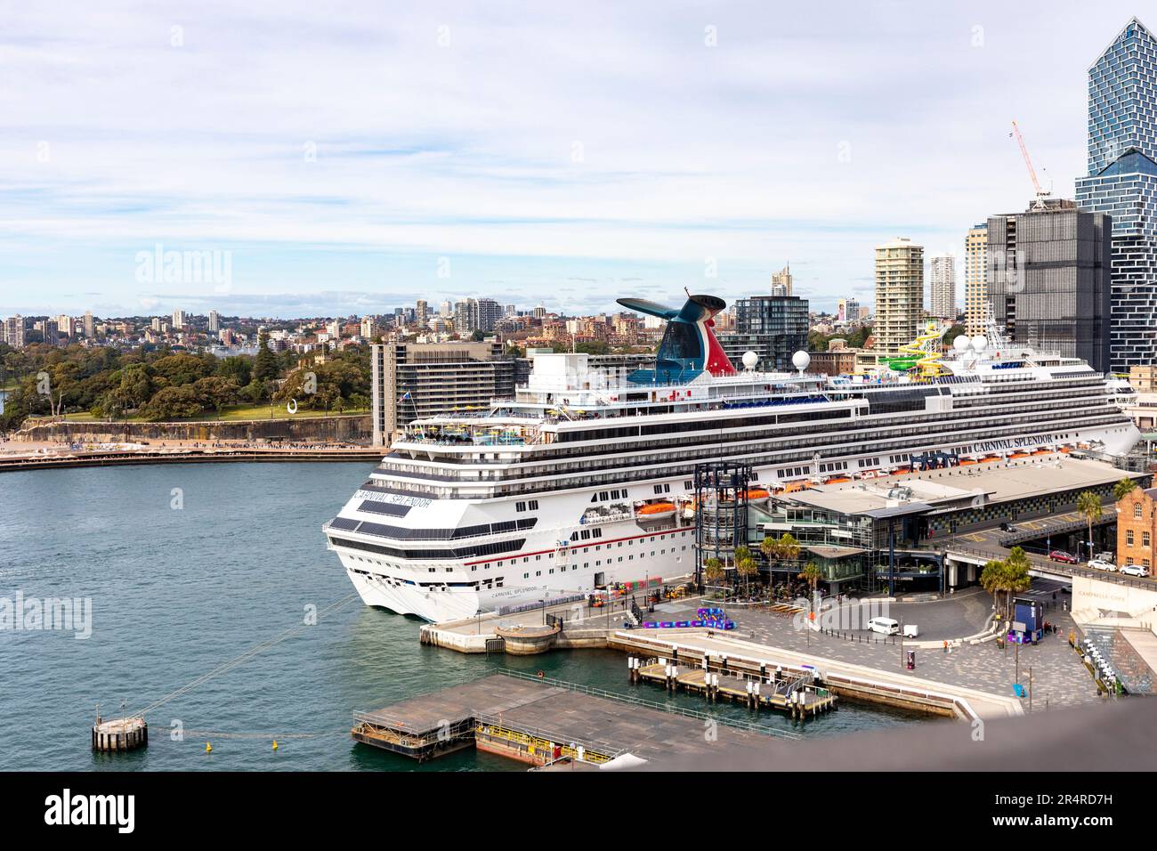 Bateau de croisière dans le port de Sydney Carnival Splendor amarré à Circular Quay, Sydney, NSW ...