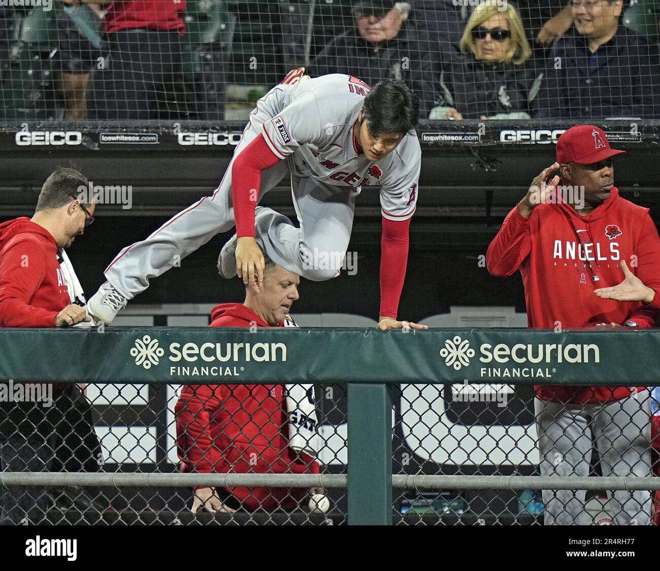 Shohei Ohtani des Anges de Los Angeles sort du dugout pour célébrer la victoire de l'équipe sur ...
