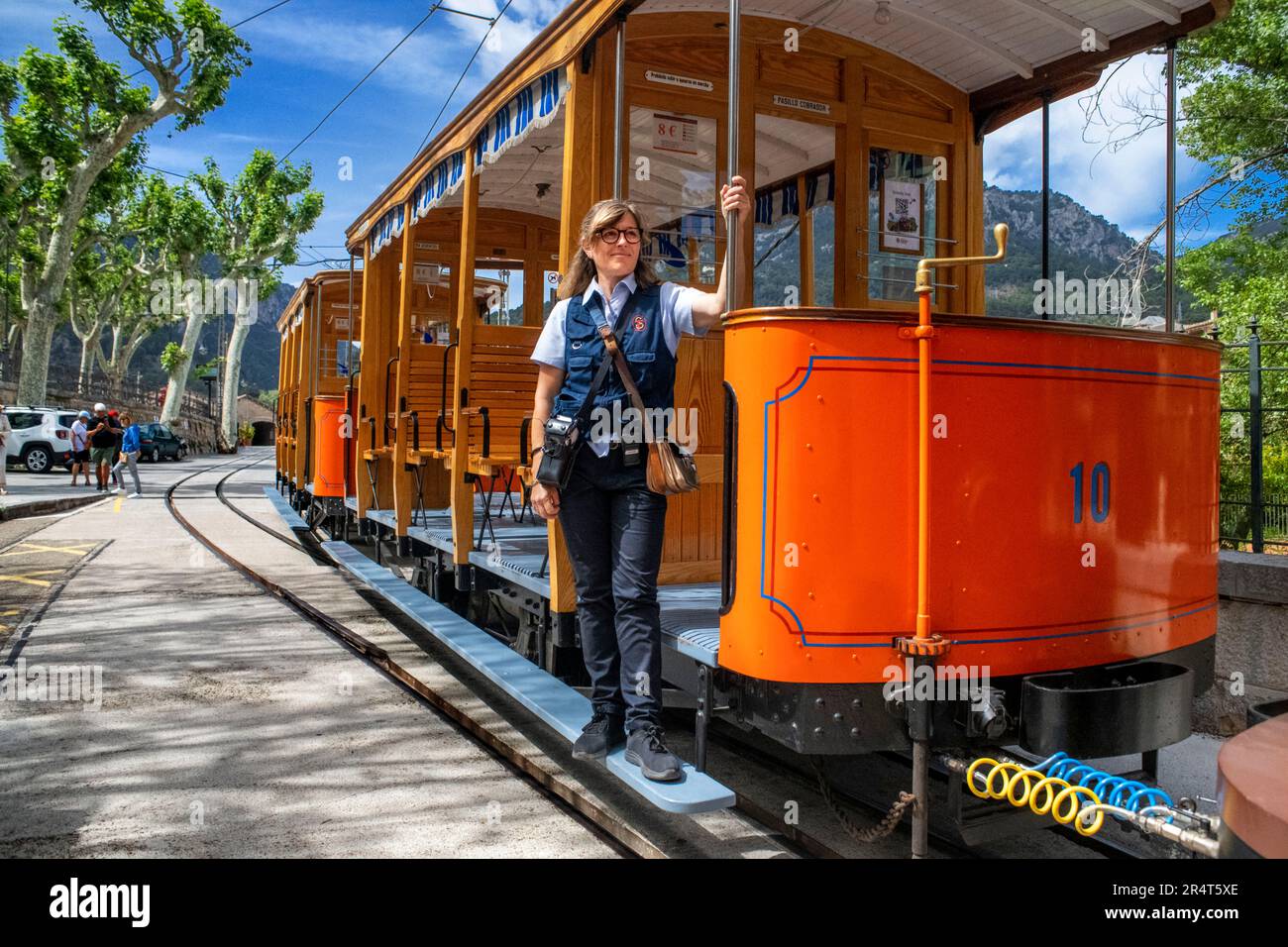 Gare de Soller. Tramway d'époque à la gare de Soller. Le tramway assure ...