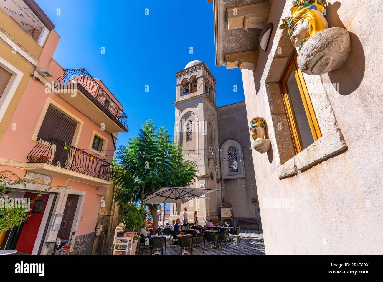 Vue sur l'église Saint-Nicolas de Bari et la Piazza Chiesa Madre à ...