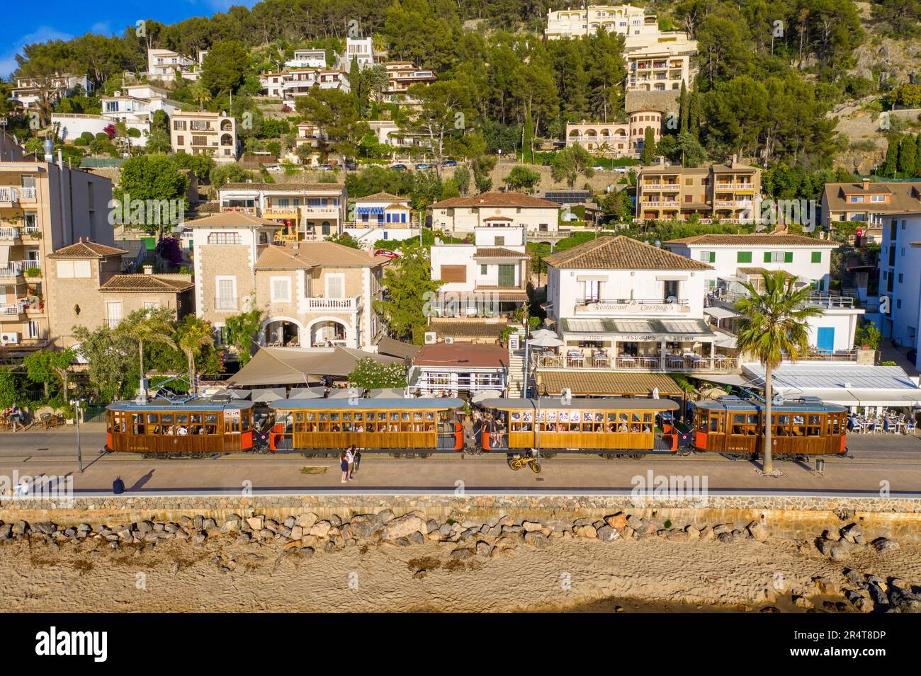Vue aérienne du tramway d'époque au village de Port de Soller. Le ...