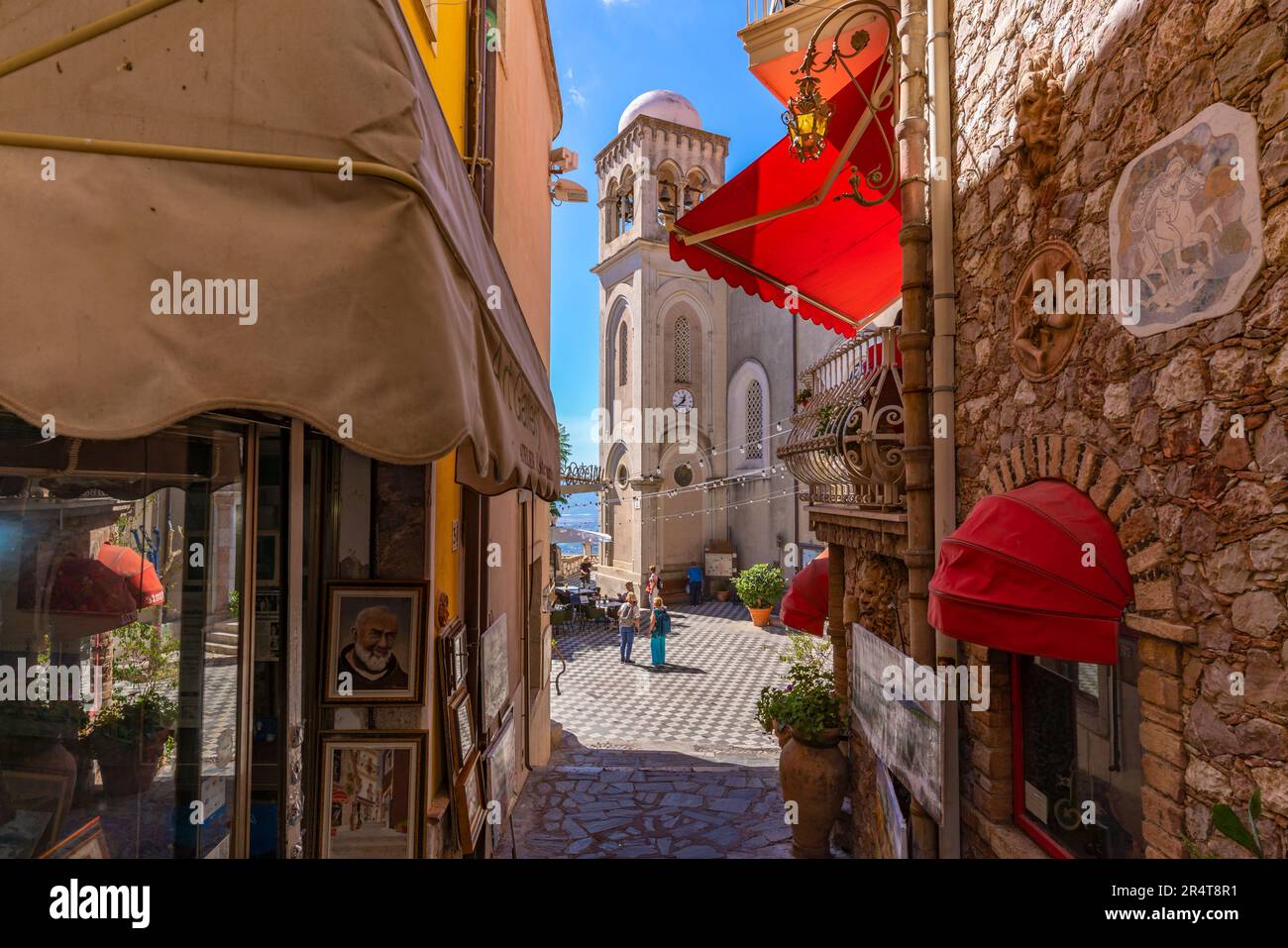 Vue sur la rue étroite menant à l'église Saint-Nicolas de Bari et ...