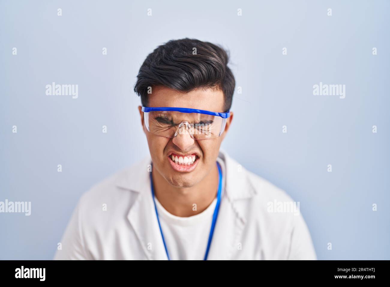 Homme hispanique travaillant en tant que scientifique à la main sur l ...