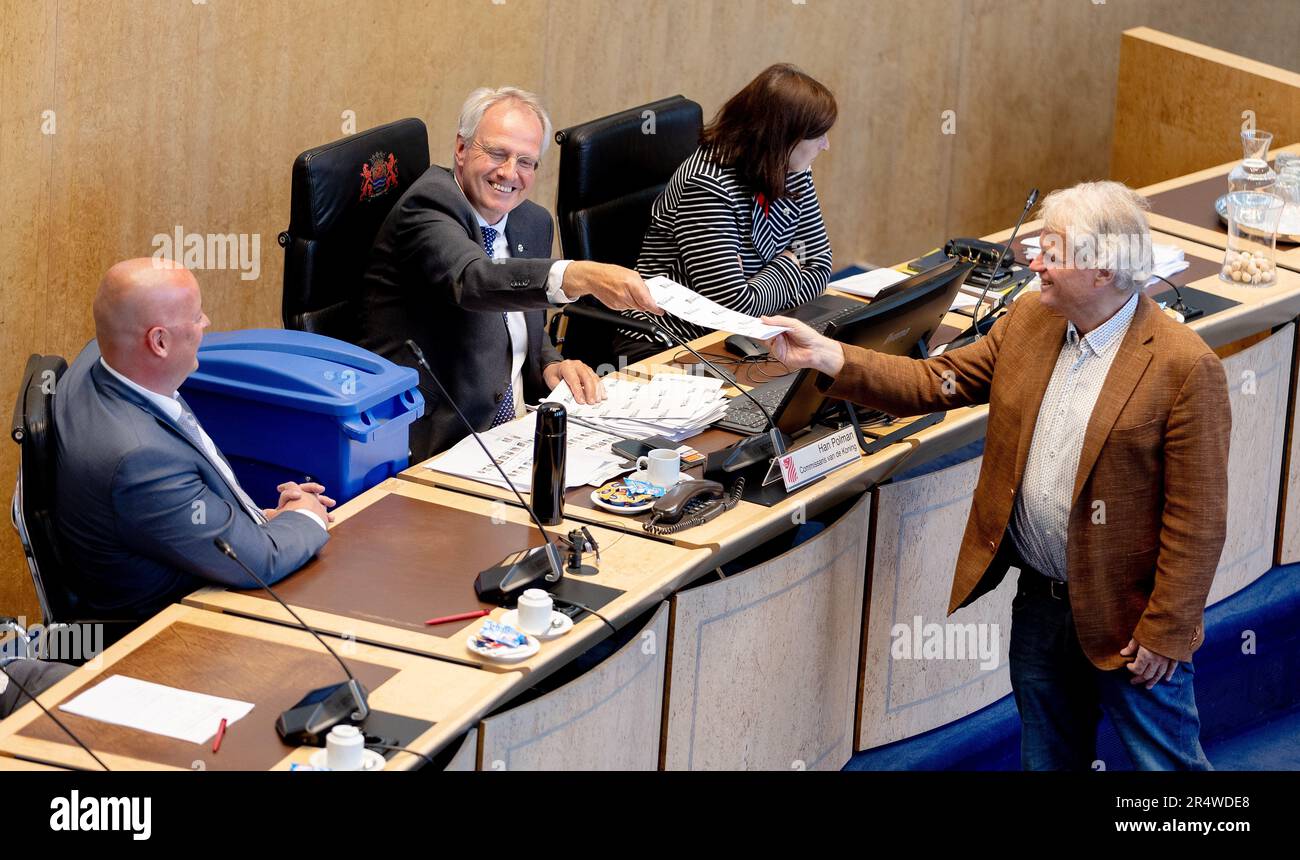 MIDDELBURG - le commissaire du roi Han Polman distribue un bulletin de ...