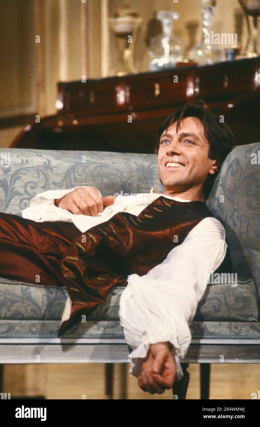 L'acteur français Bernard Giradeau sur scène au Théâtre Edouard VII à ...