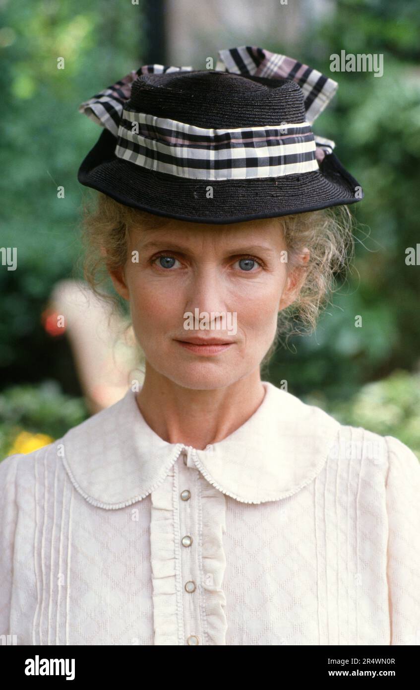 Marie Christine Barrault Sur Le Tournage Du Film Actions Marie Curie