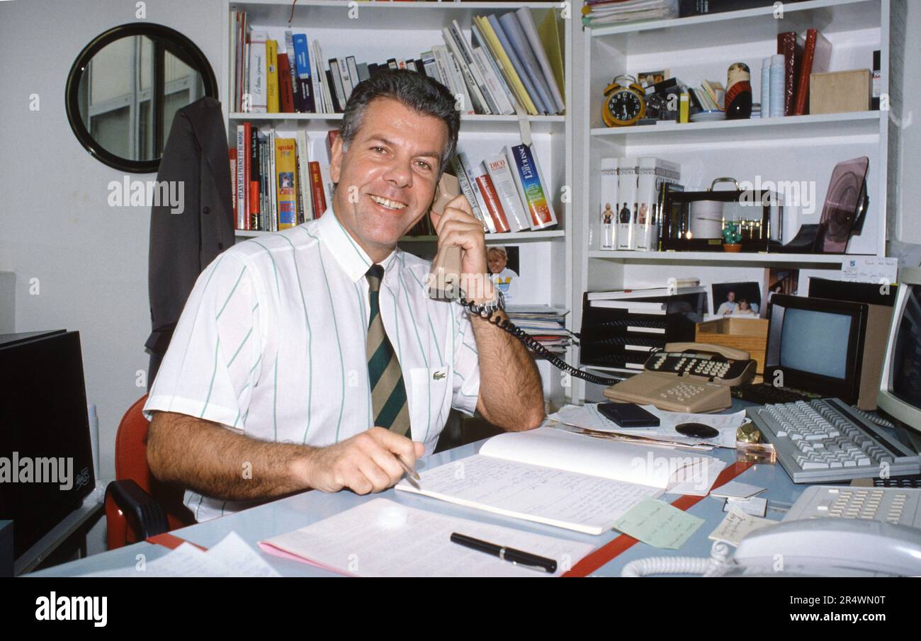 Le journaliste français Jean-Claude Bourret dans les bureaux de la ...