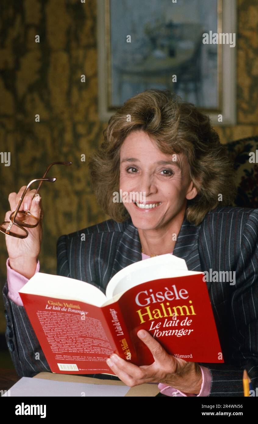 Gisèle Halimi, avocate et militante féministe, chez elle à Paris, en ...