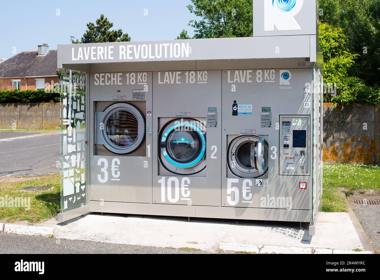 Machine à laver et sèche-linge dans une rue en France, blanchisserie ...