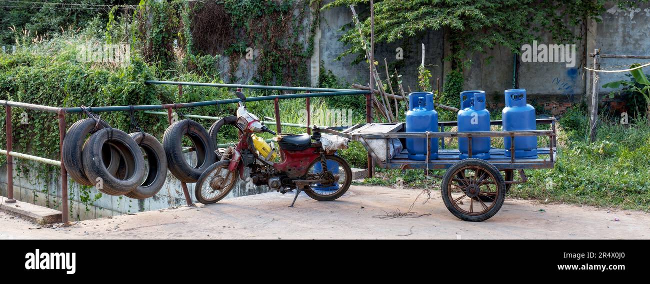 Siem Reap, Cambodge, décembre 2018. Une moto âgée avec une remorque ...
