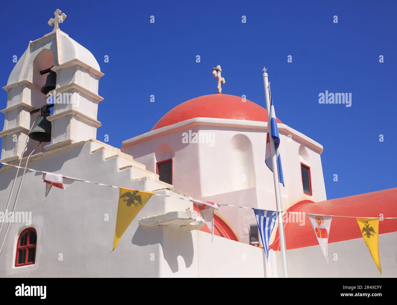 Eglise grecque de la ville de Chora sur l'île de Mykonos avec un ciel ...
